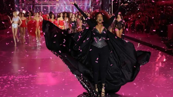 O retorno do desfile da Victoria's Secret após críticas de sexismo e ...