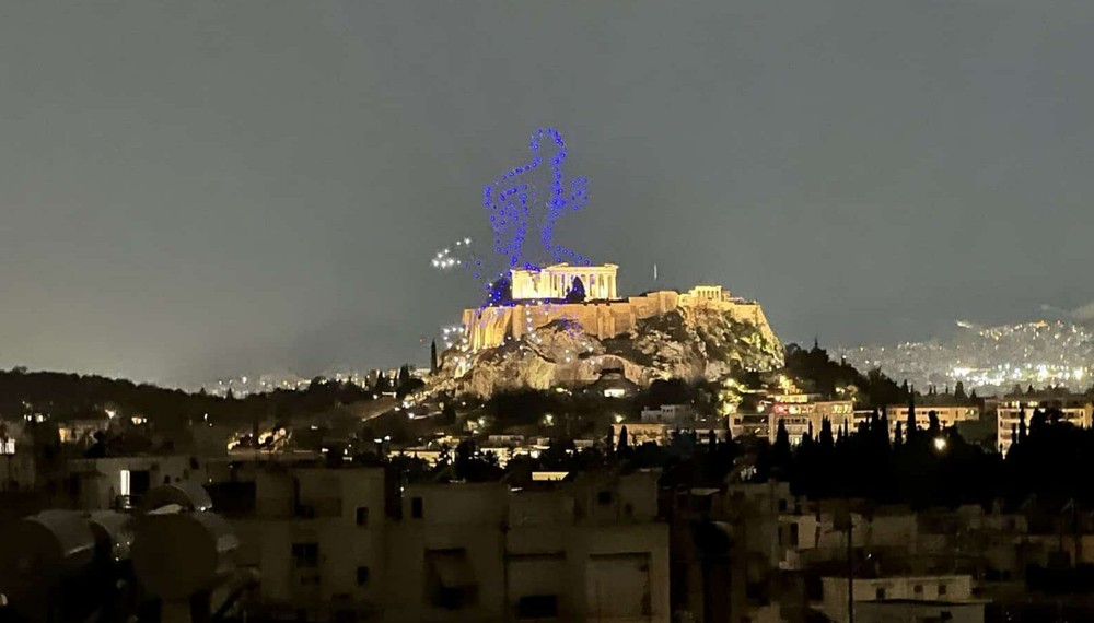 Governo da Grécia processa Adidas por gravar comercial com show de drones na Acrópole, em Atenas ...