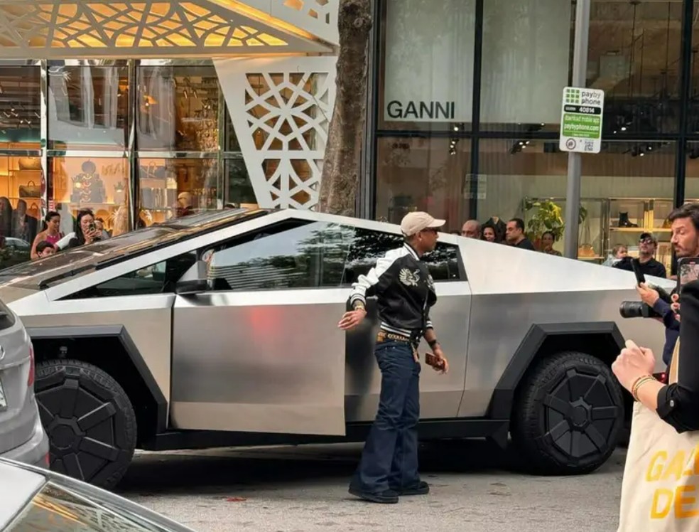 Pharrell Williams passa perrengue para estacionar seu Tesla Cybertruck ...