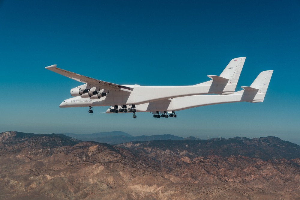 Maior avião do mundo libera jato hipersônico para primeiro teste de voo ...