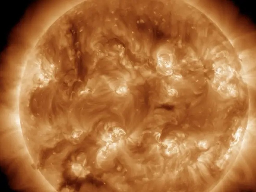 Sol produz número recorde de manchas solares em junho; cientistas ...