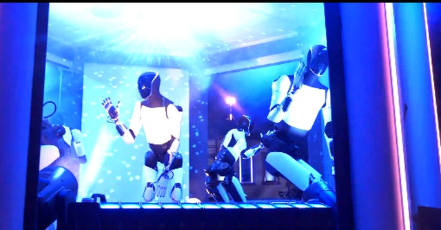 Musk revela robotáxi da Tesla, apresenta protótipo de van autônoma e ...