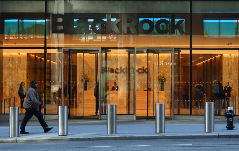 BlackRock tem lucro acima do esperado, mas queda em entrada de recursos