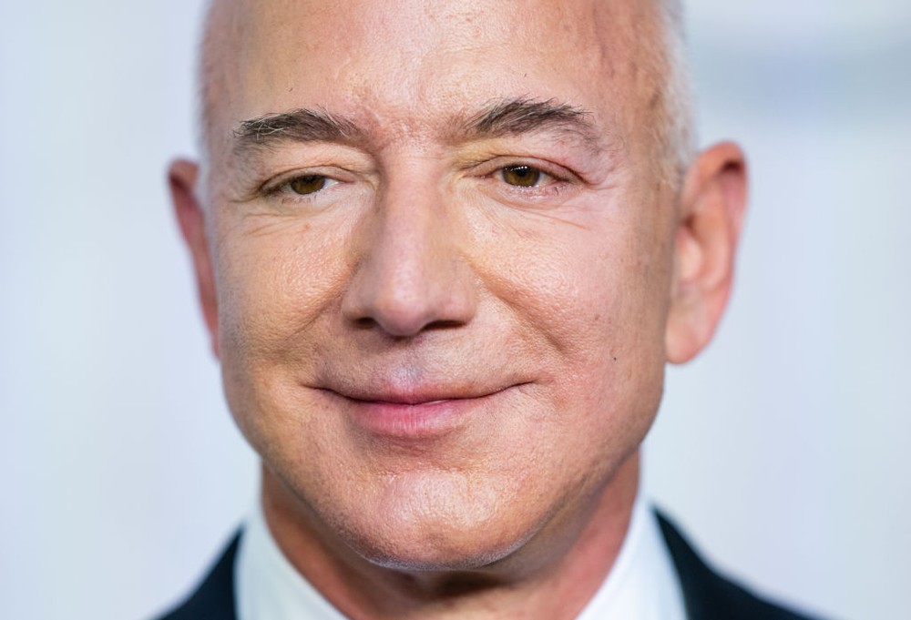 Jeff Bezos volta a ser a segunda pessoa mais rica do mundo após Amazon ...