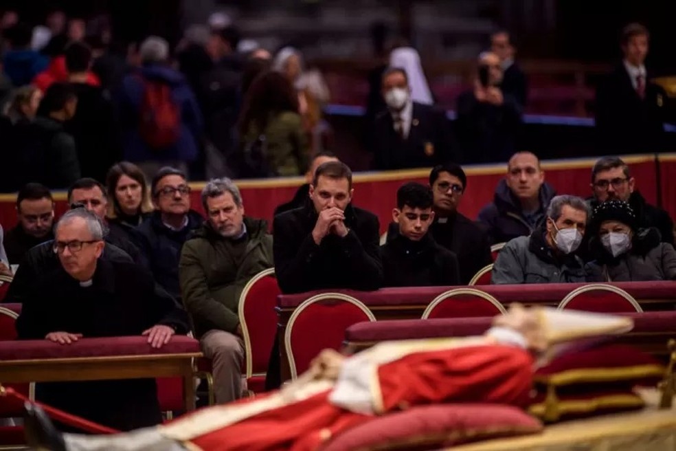 3 razões pelas quais funeral do papa Bento 16 é inédito
