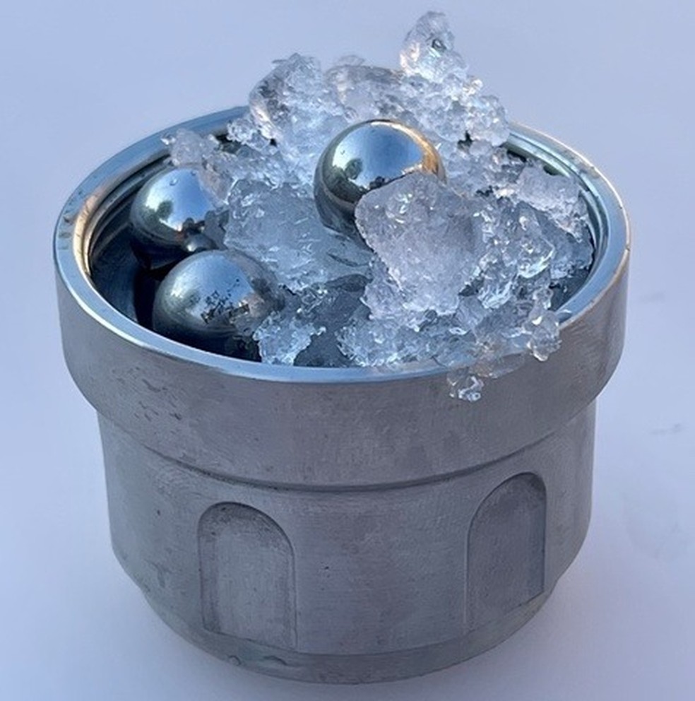 Estudo descobre nova forma de gelo densa como água líquida | Ciência e ...