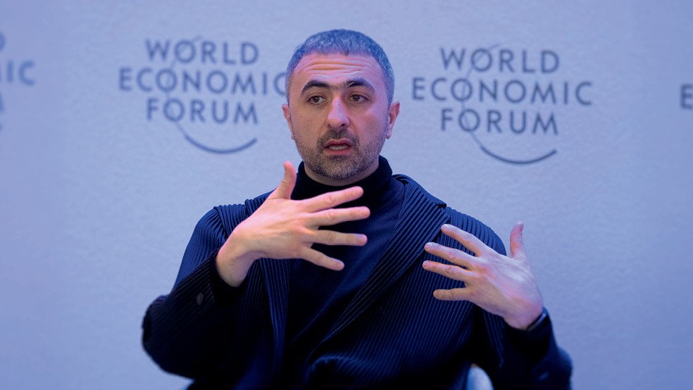Quem é Mustafa Suleyman, o CEO da MicrosoftAI que insiste em alertar ...