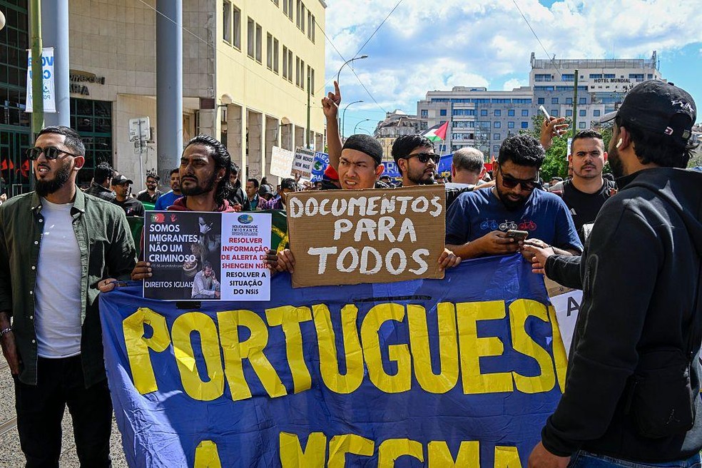 Por que Portugal vai notificar milhares de imigrantes, incluindo ...