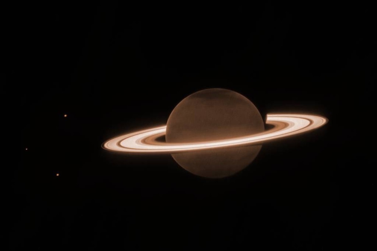 Imagem de Saturno com os anéis brilhantes é captada pelo telescópio ...
