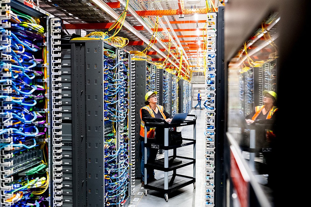 Por que o Irã está atacando data centers da Amazon nos Emirados Árabes ...