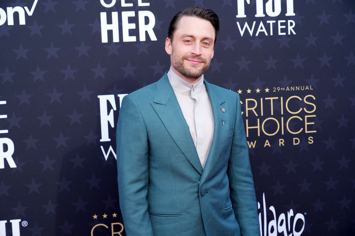 Leilão de itens de 'Succession' arrecada mais de R$ 100 mil pelas ...