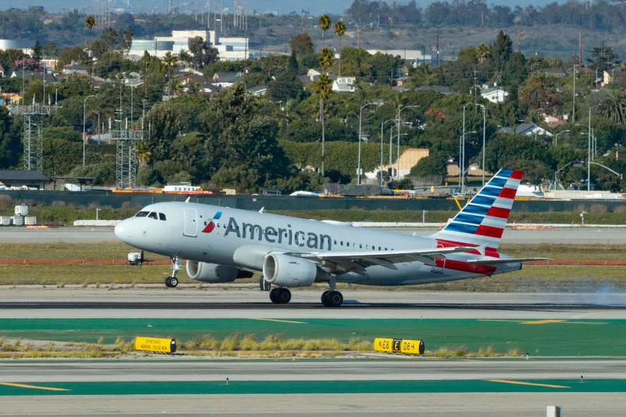 American Airlines adota tecnologia para conter 'fura-filas' nos ...