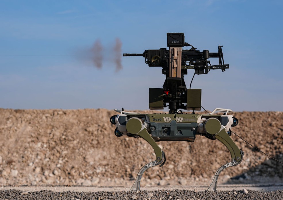 Guerra do futuro terá cães-robôs equipados com armas, lancha-chamas e ...