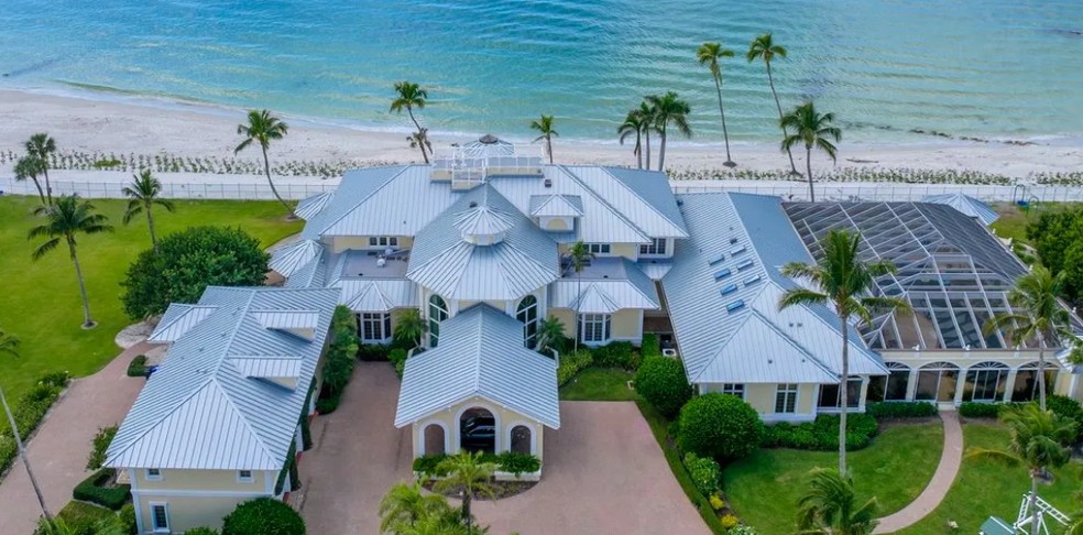 Três mansões, porto de iates privado e praia exclusiva: Conheça os ...