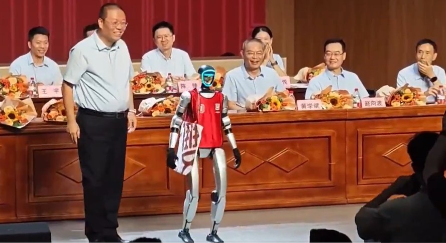 Robô humanoide 'se forma' no ensino médio chinês, como símbolo do ...