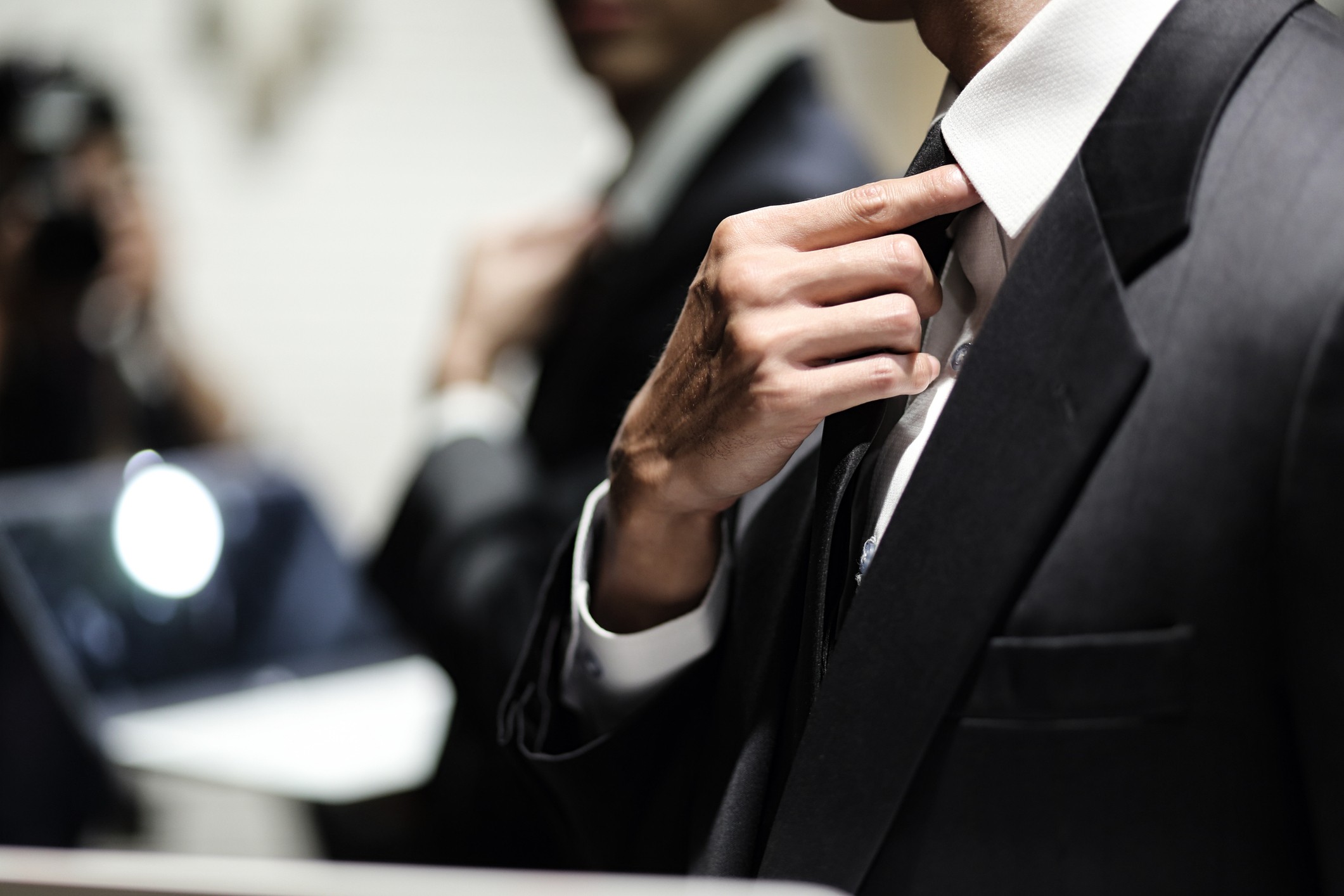 Ser bonito ajuda mais homens na carreira do que mulheres, aponta pesquisa