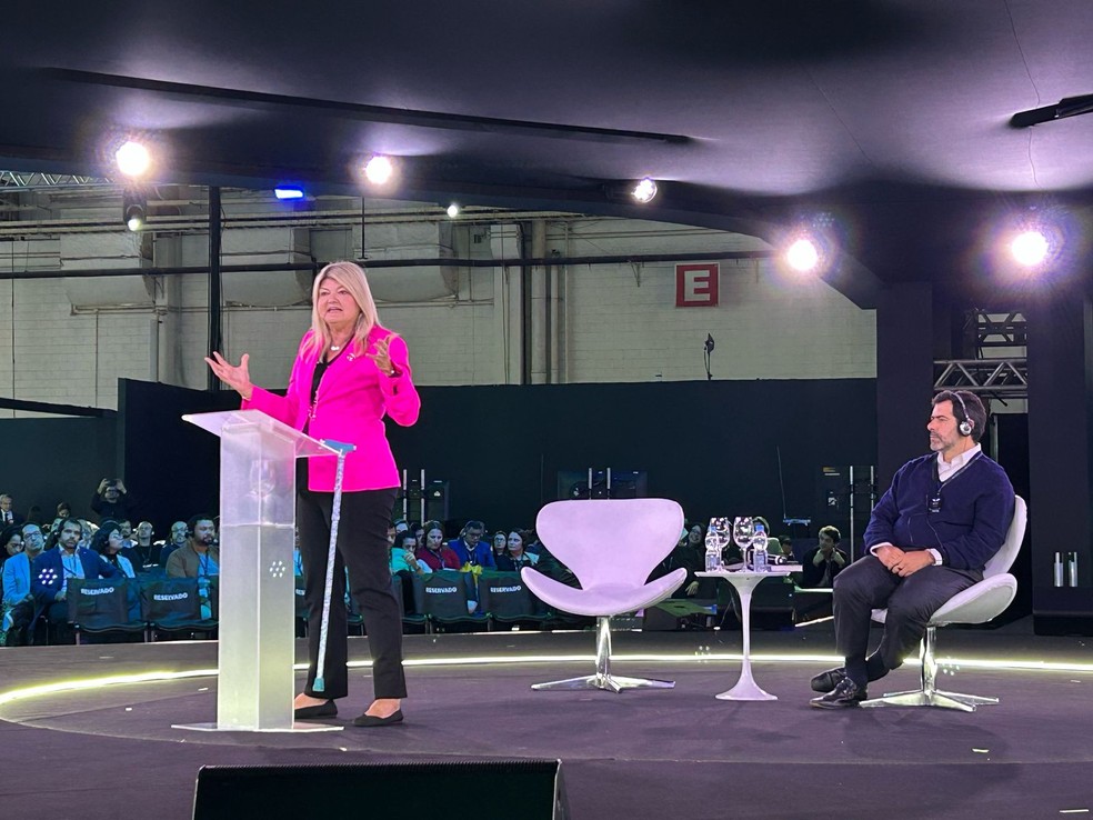 Sandy Carter, ex-VP da AWS, na Febraban Tech: 'Não usem IA como ...