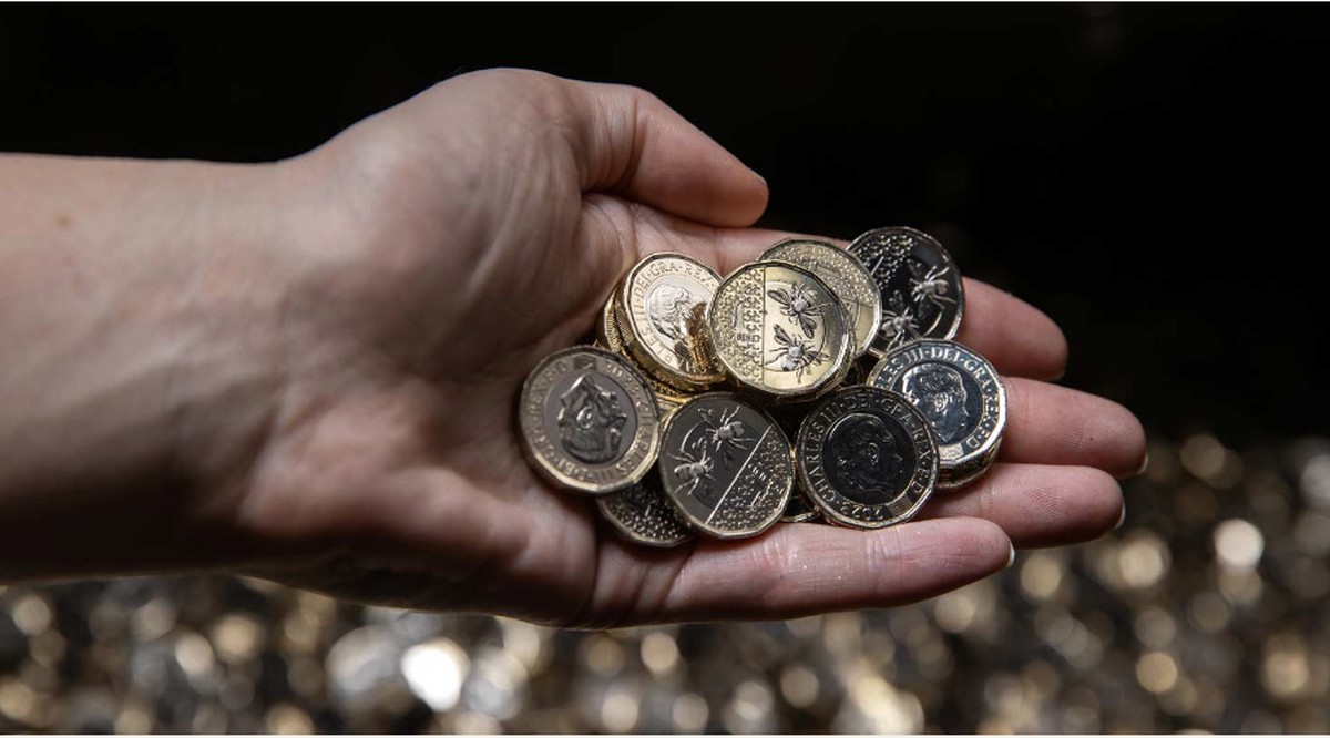 Primeira moeda de 1 libra esterlina com imagem do Rei Charles III entra ...